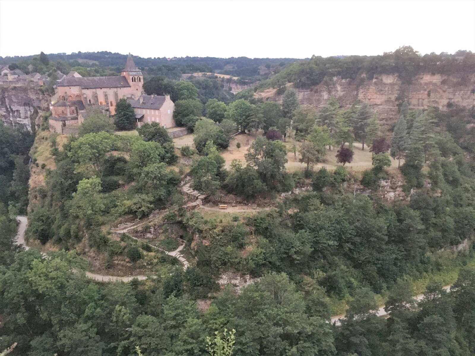 Visiter Bozouls en famille - Aveyron | VOYAGES ET ENFANTS